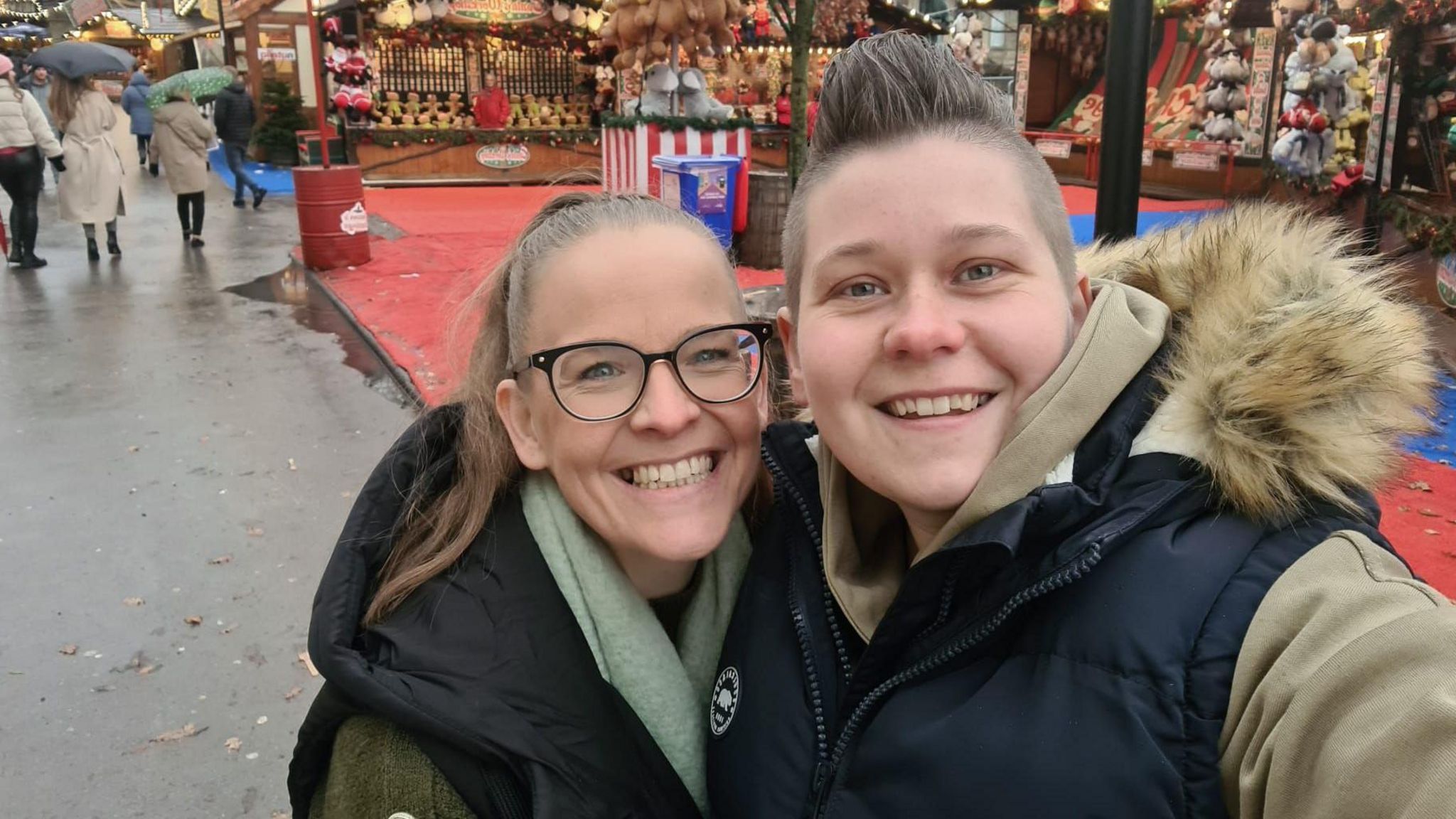 Priodas Pum Mil: Beth mae'r cyplau'n ei wneud nawr? - BBC Cymru Fyw