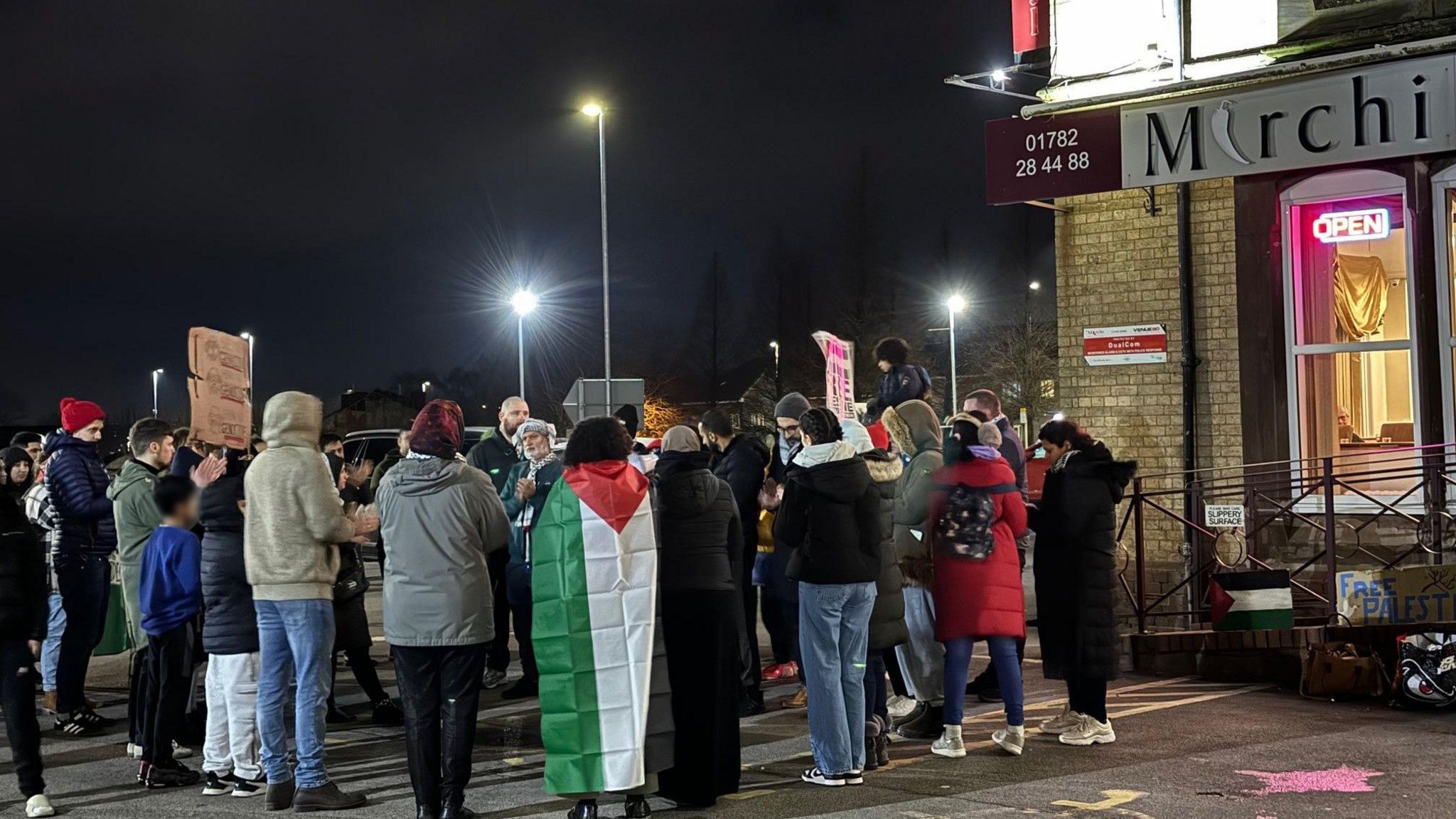 Four arrests following protest at Stoke-on-Trent Tory fundraiser - BBC News
