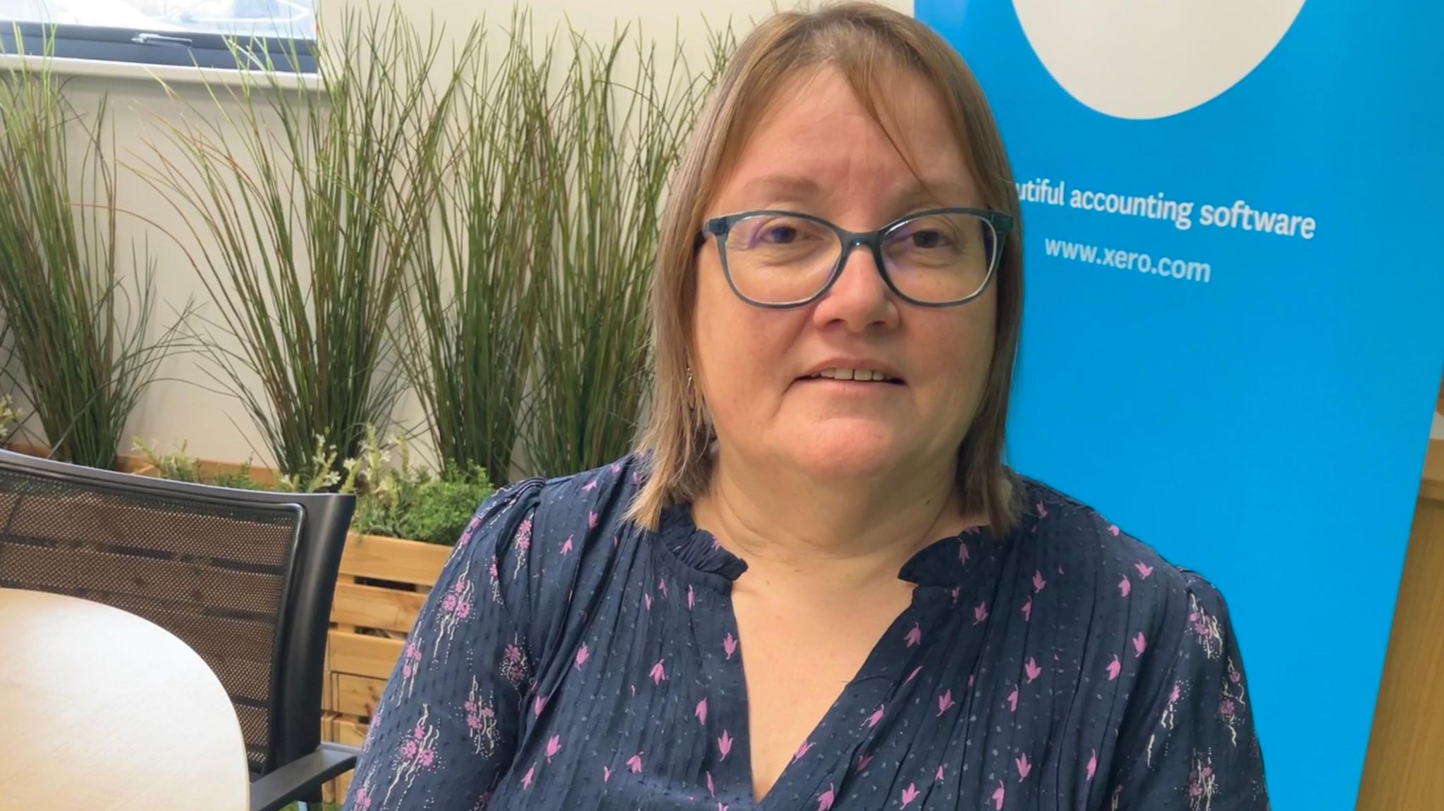 Nyrs yn cychwyn busnes er mwyn talu biliau a mwynhau bywyd - BBC Cymru Fyw