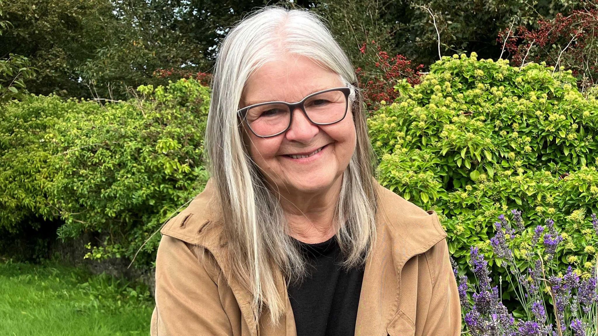 'Ofn colli trysorfa wych os gwanhau'r Gymraeg ar S4C' - BBC Cymru Fyw