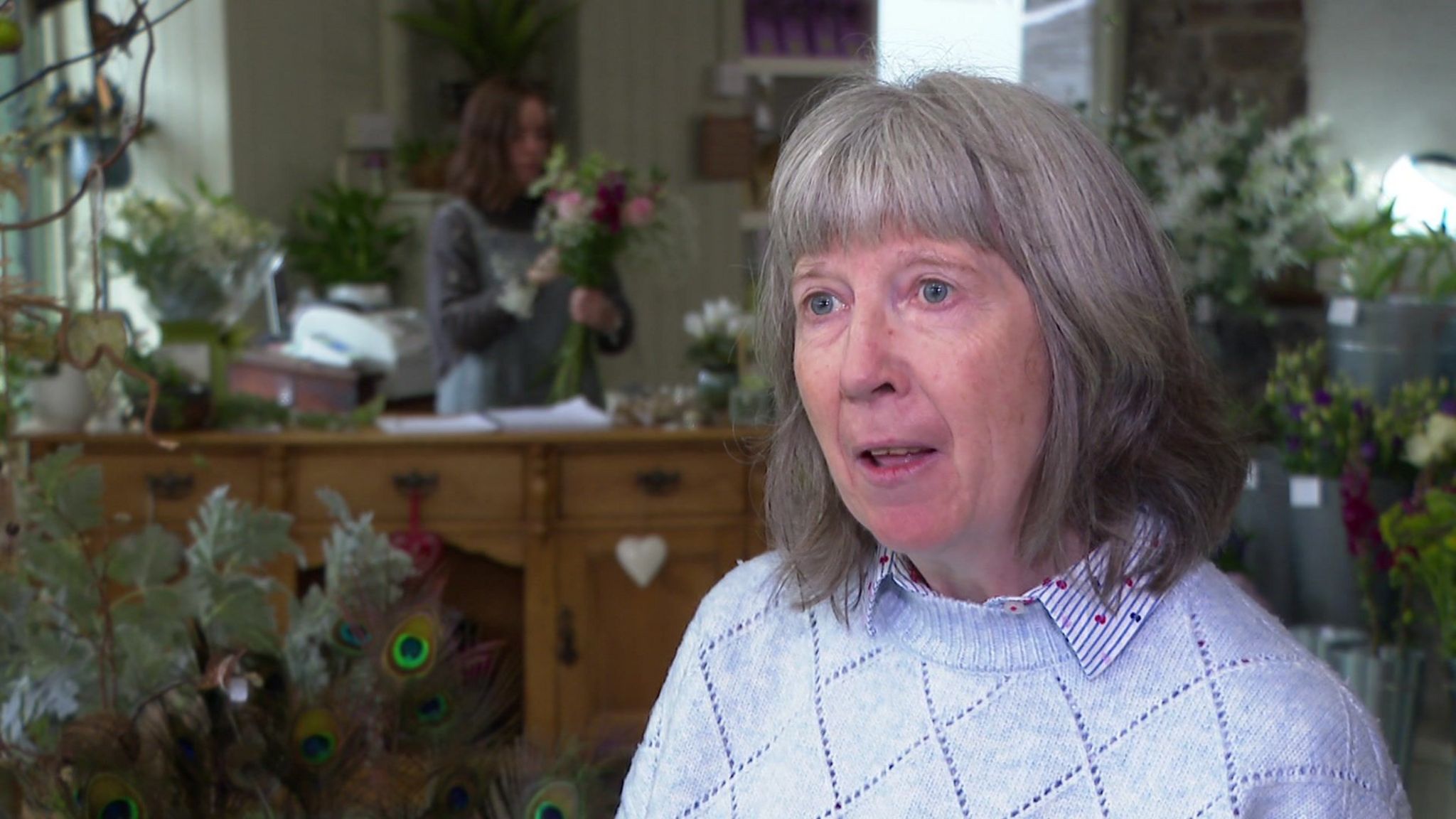 Sgwrsio mewn siopau i ddysgu'r Gymraeg cyn y Brifwyl - BBC Cymru Fyw