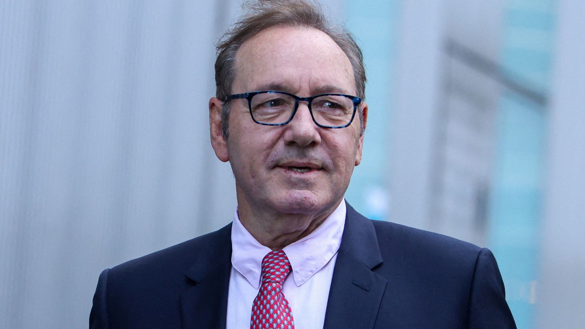 Kevin Spacey says he was 'too handsy’ in the past - BBC News