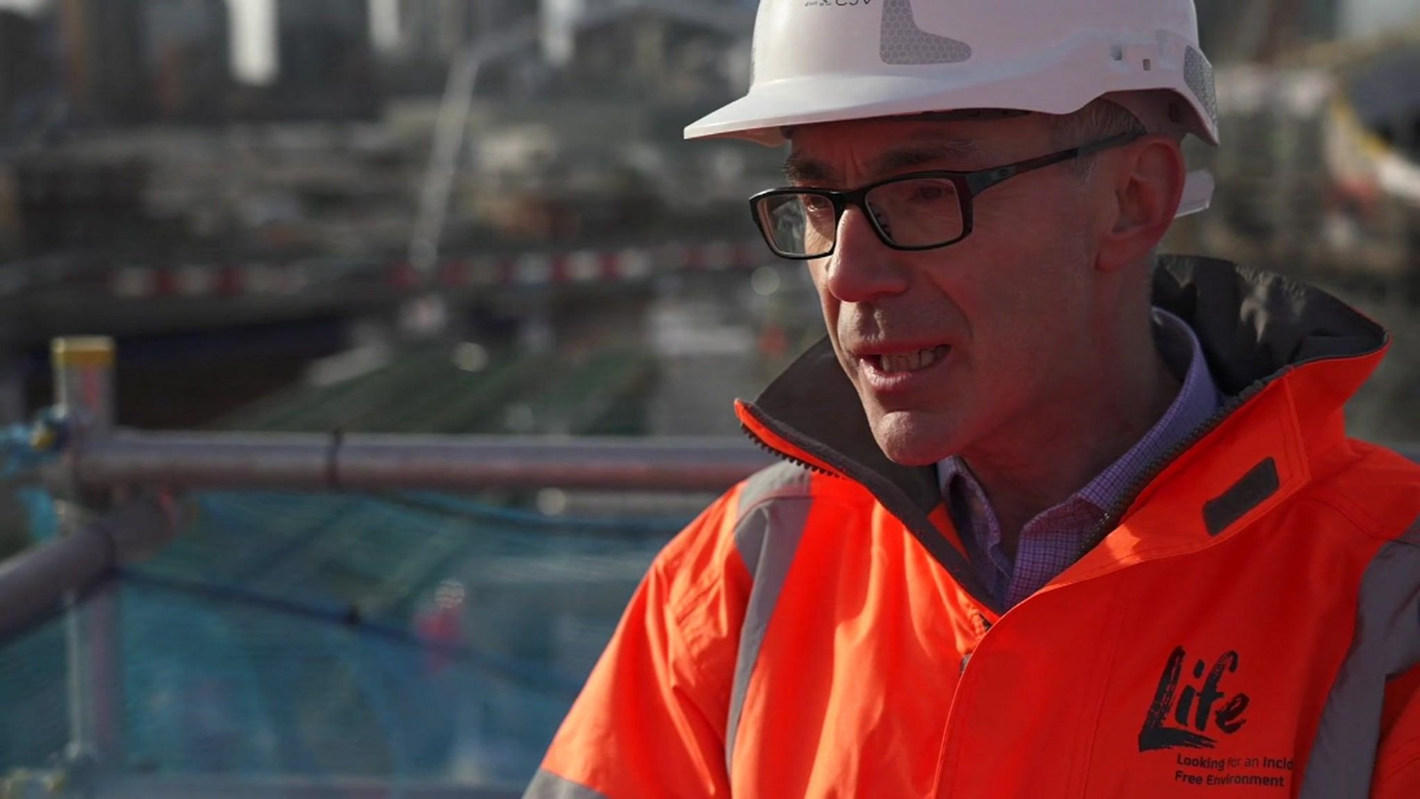 London transport: First look inside £2.2bn Silvertown Tunnel - BBC News
