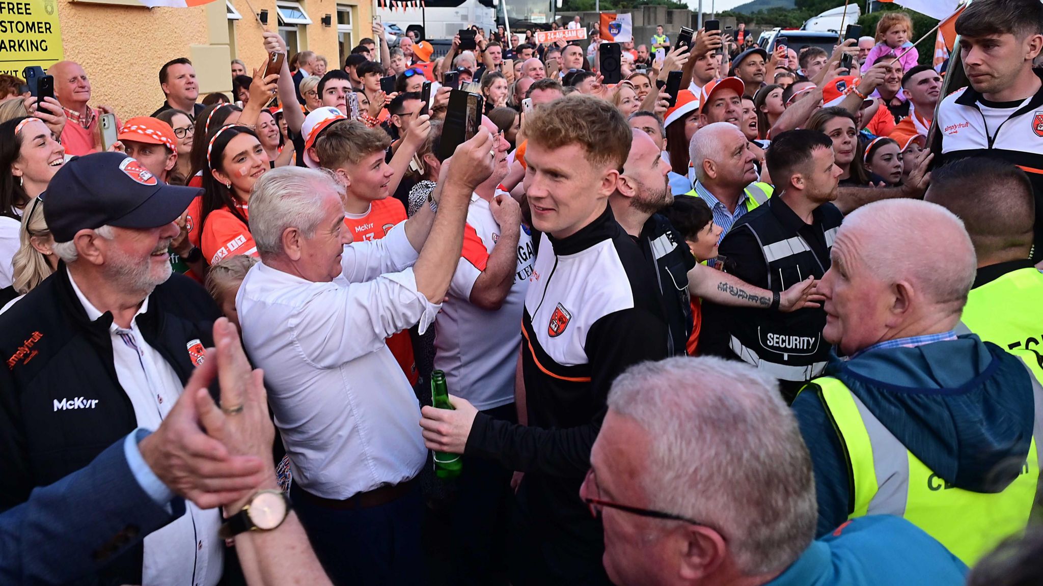 All-Ireland Final: Fans welcome Armagh after Sam Maguire win - BBC News