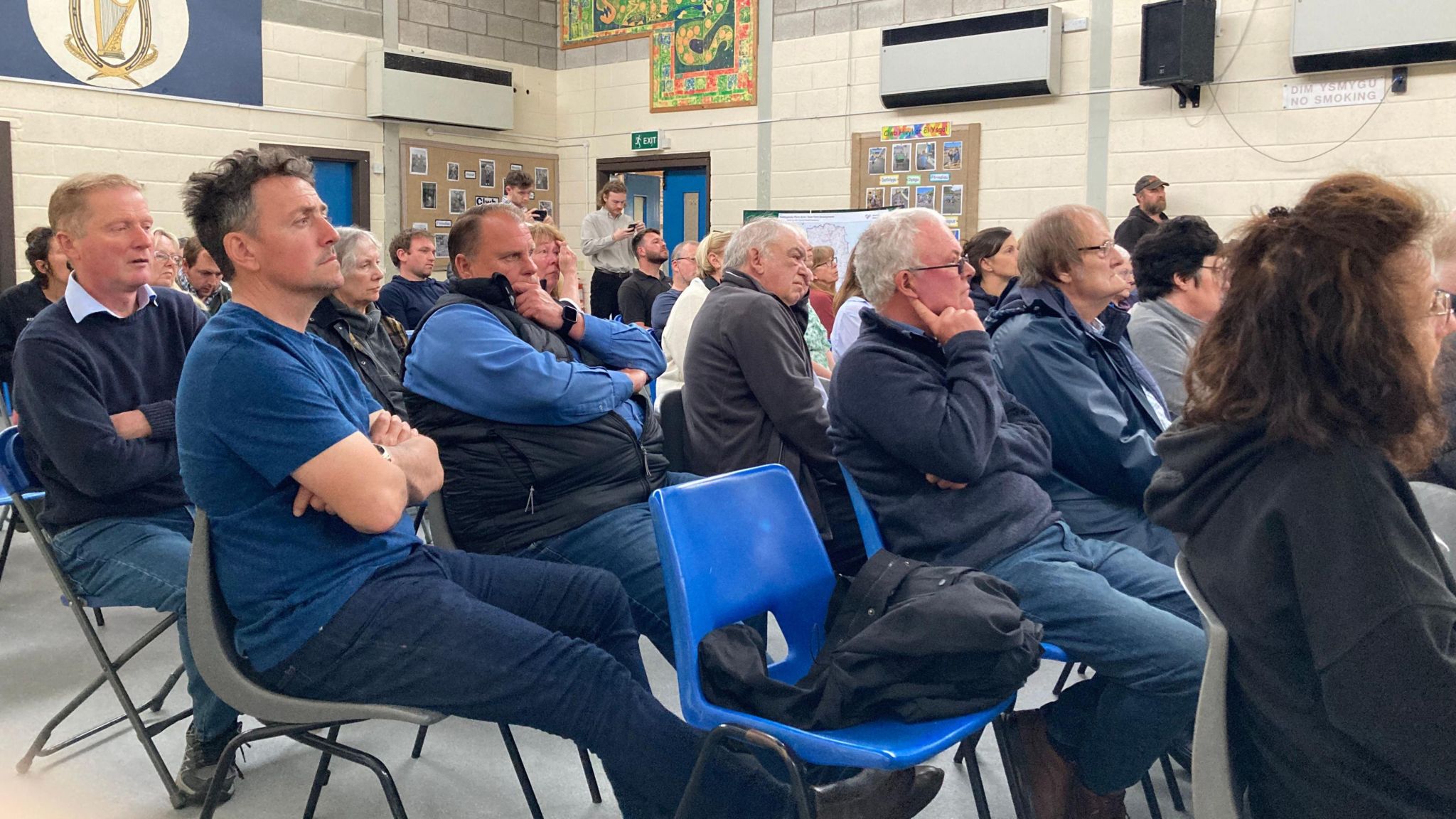 Trafod pryderon am ffermydd solar ar Ynys Môn - BBC Cymru Fyw