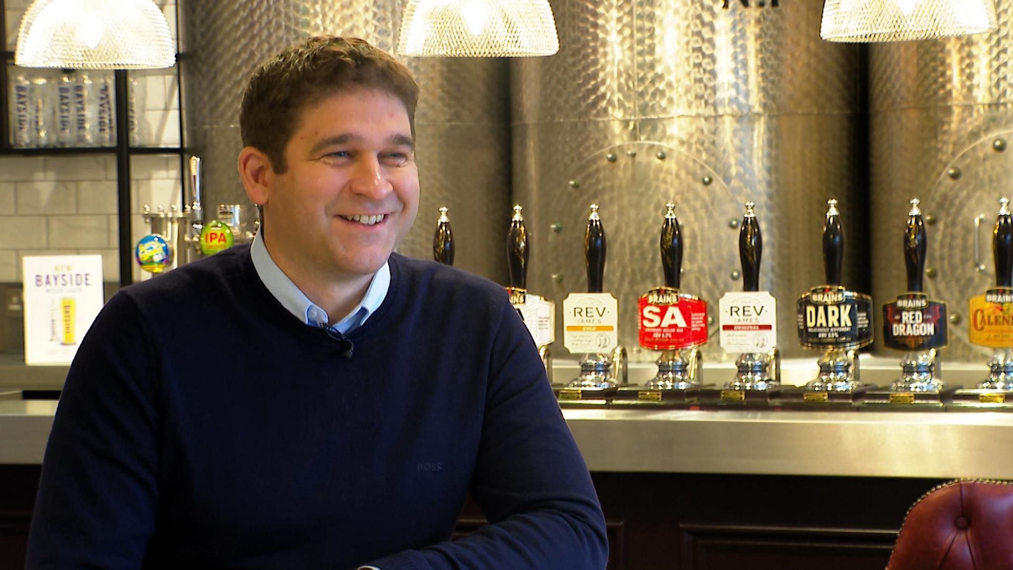 Bragdy Brains yn datgelu i'r cwmni bron â mynd i'r wal - BBC Cymru Fyw