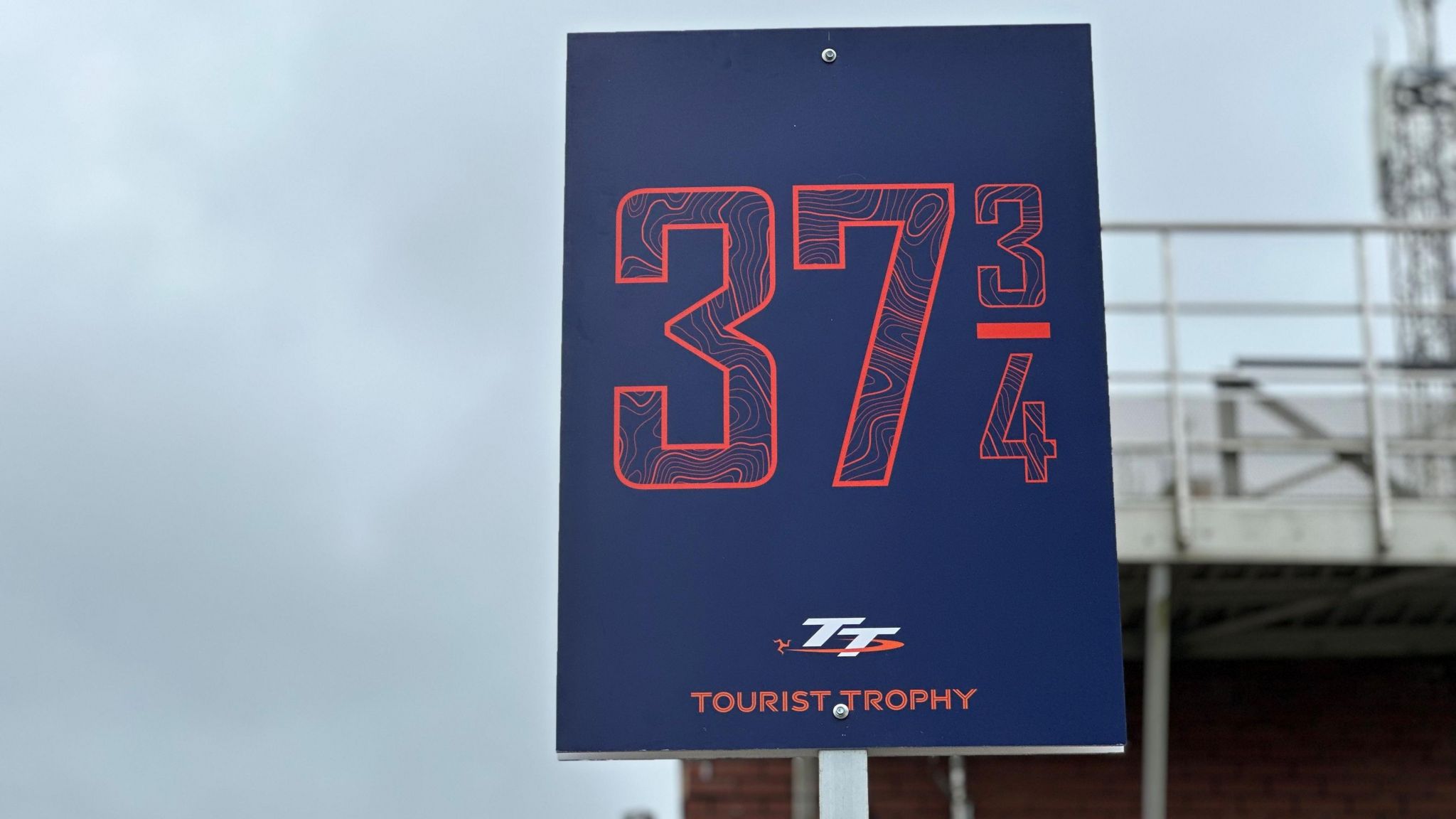 First day of racing at the Isle of Man TT delayed after crash - BBC News
