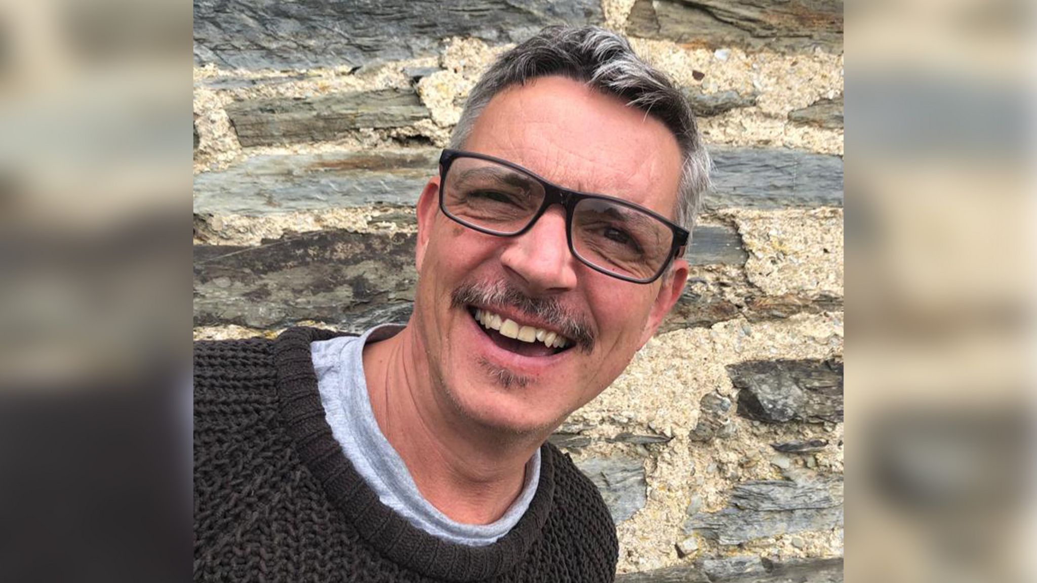Pum munud gyda... Iwan John - BBC Cymru Fyw