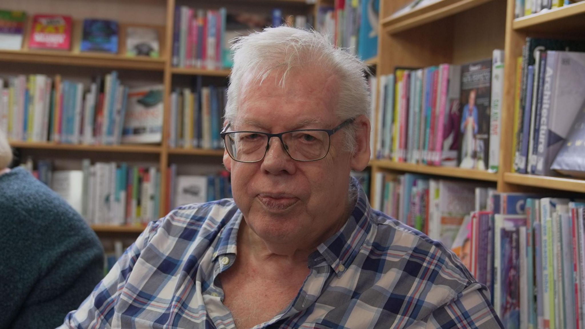 Pobl hŷn yn pryderu am ddiffyg toiledau cyhoeddus - BBC Cymru Fyw