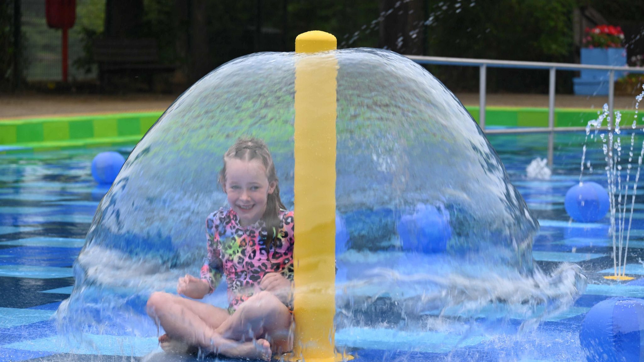 Swindon parents welcome opening of new splash park - BBC News