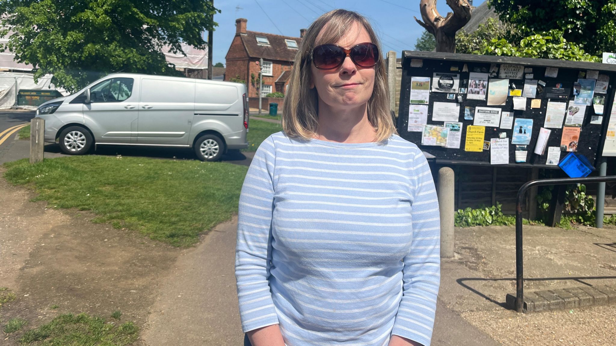 New Clophill roundabout branded 'white elephant' - BBC News