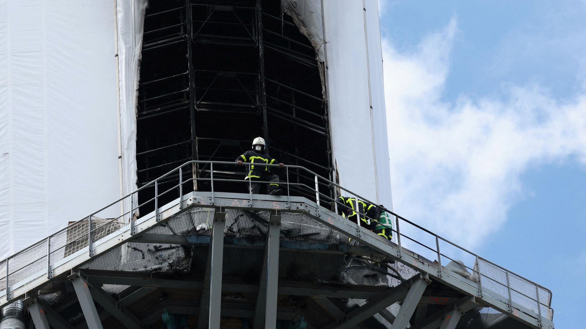 Rouen cathedral evacuated after spire blaze - BBC News