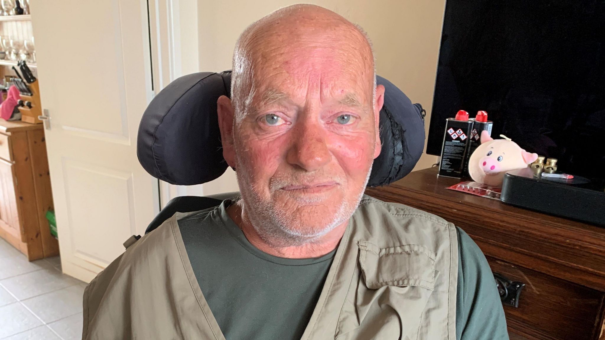 'Amhosib trafod cyfrif ffrind anabl gyda banc di-deimlad' - BBC Cymru Fyw