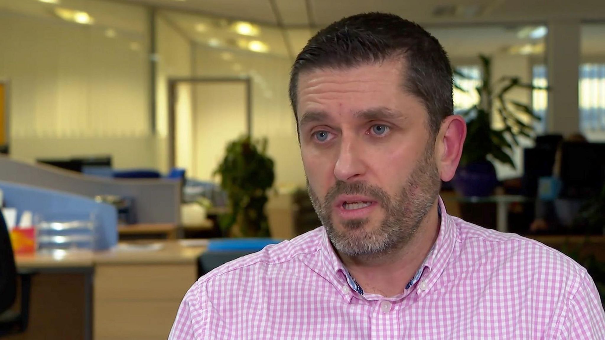 Prinder meddygon: 'Allwn ni ddim gadael i bethau wywo' - BBC Cymru Fyw