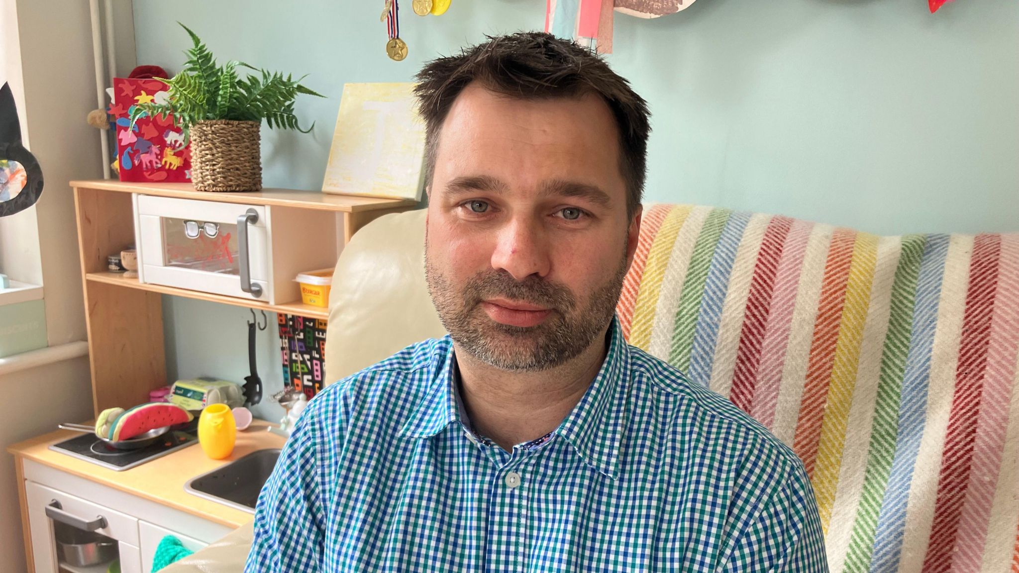 Llanelli: Dim ysgol anghenion ychwanegol yn 'sathru hawl plant' - BBC ...