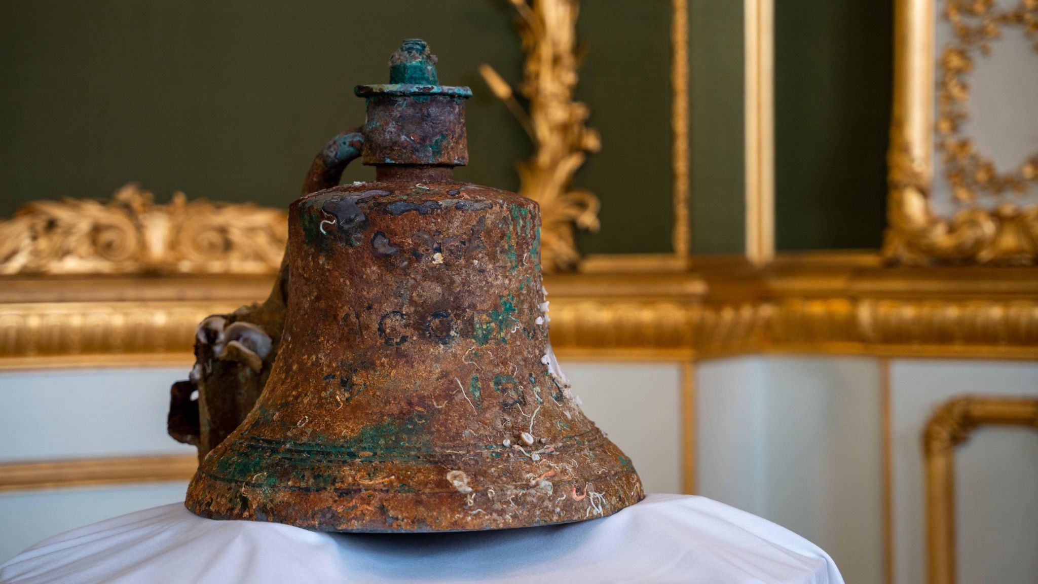 Bell from WW1 shipwreck off Isles of Scilly handed back to US - BBC News