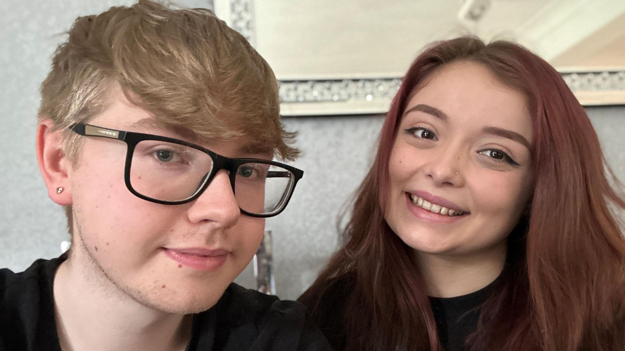 James Arthur fan from Harlow sings with him on stage in Paris - BBC News