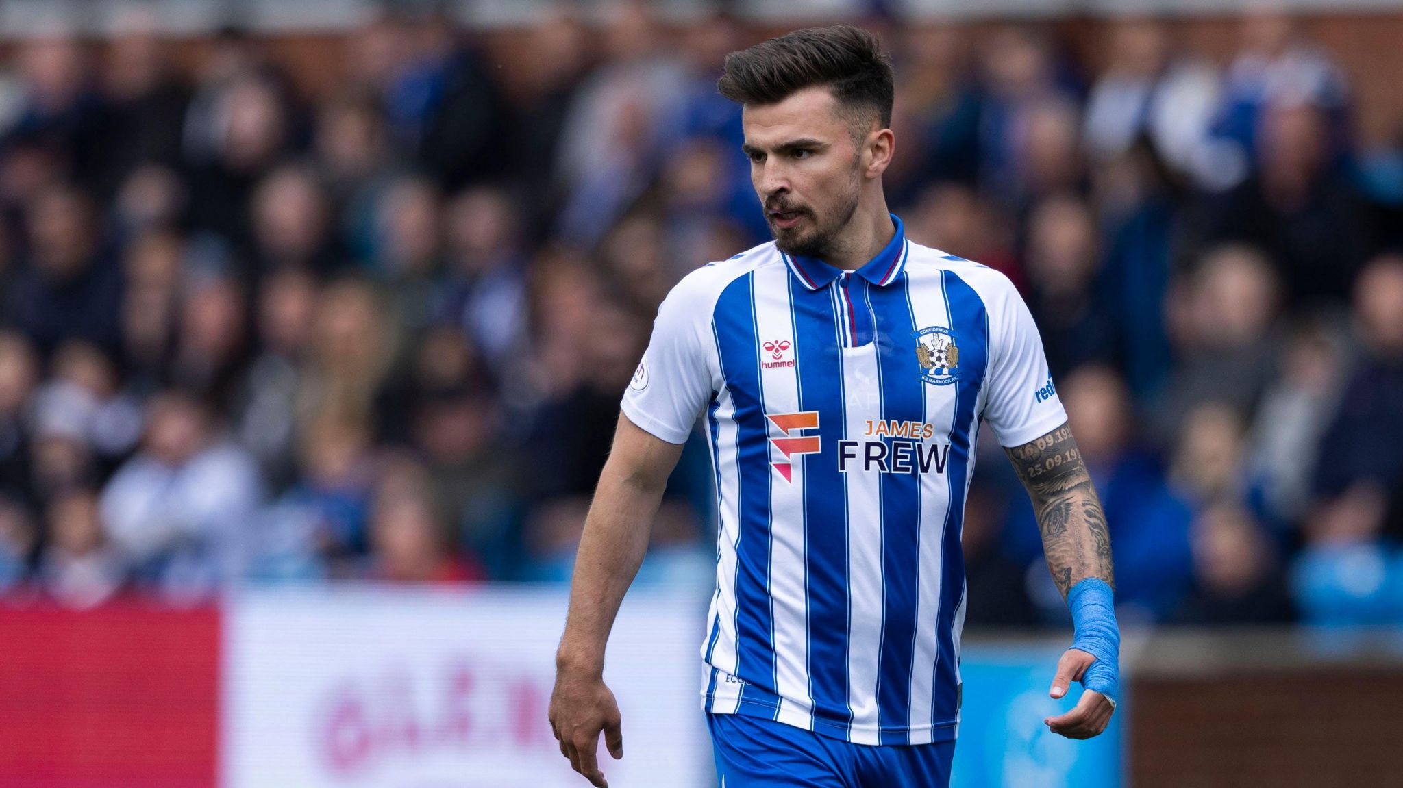 Danny Armstrong's seat on Euros plane splits opinion - BBC Sport