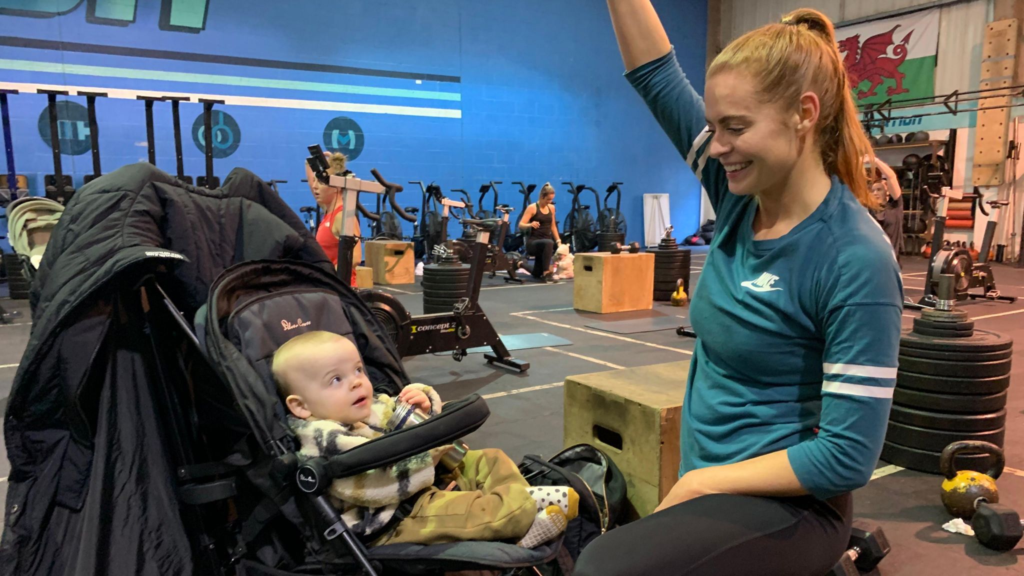 Galw am fwy o gefnogaeth i helpu mamau gadw'n heini - BBC Cymru Fyw