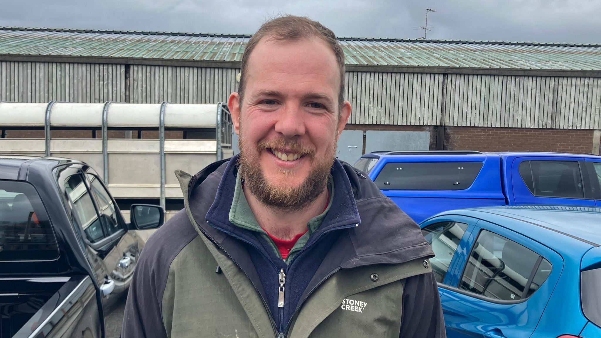 Tywydd eithafol yn her gynyddol i fyd amaeth Cymru - BBC Cymru Fyw