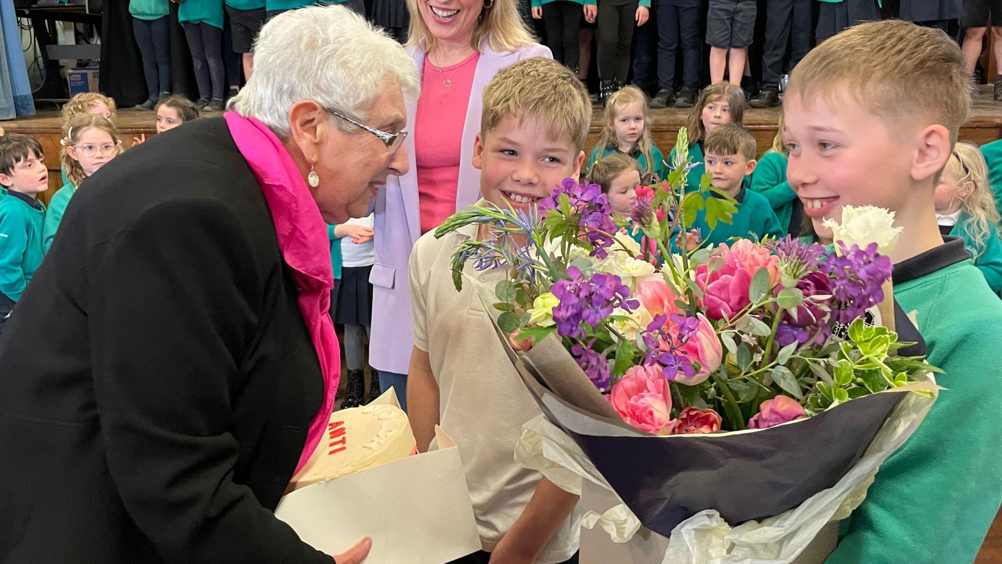 Menna Williams yw enillydd Tlws John a Ceridwen Hughes - BBC Cymru Fyw