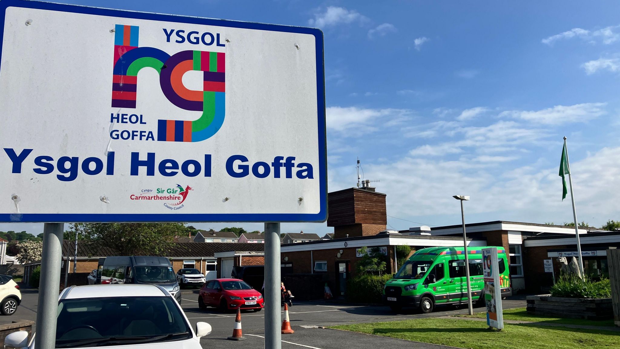 Galw am gyfarfod dros dro pedol Ysgol Heol Goffa - BBC Cymru Fyw