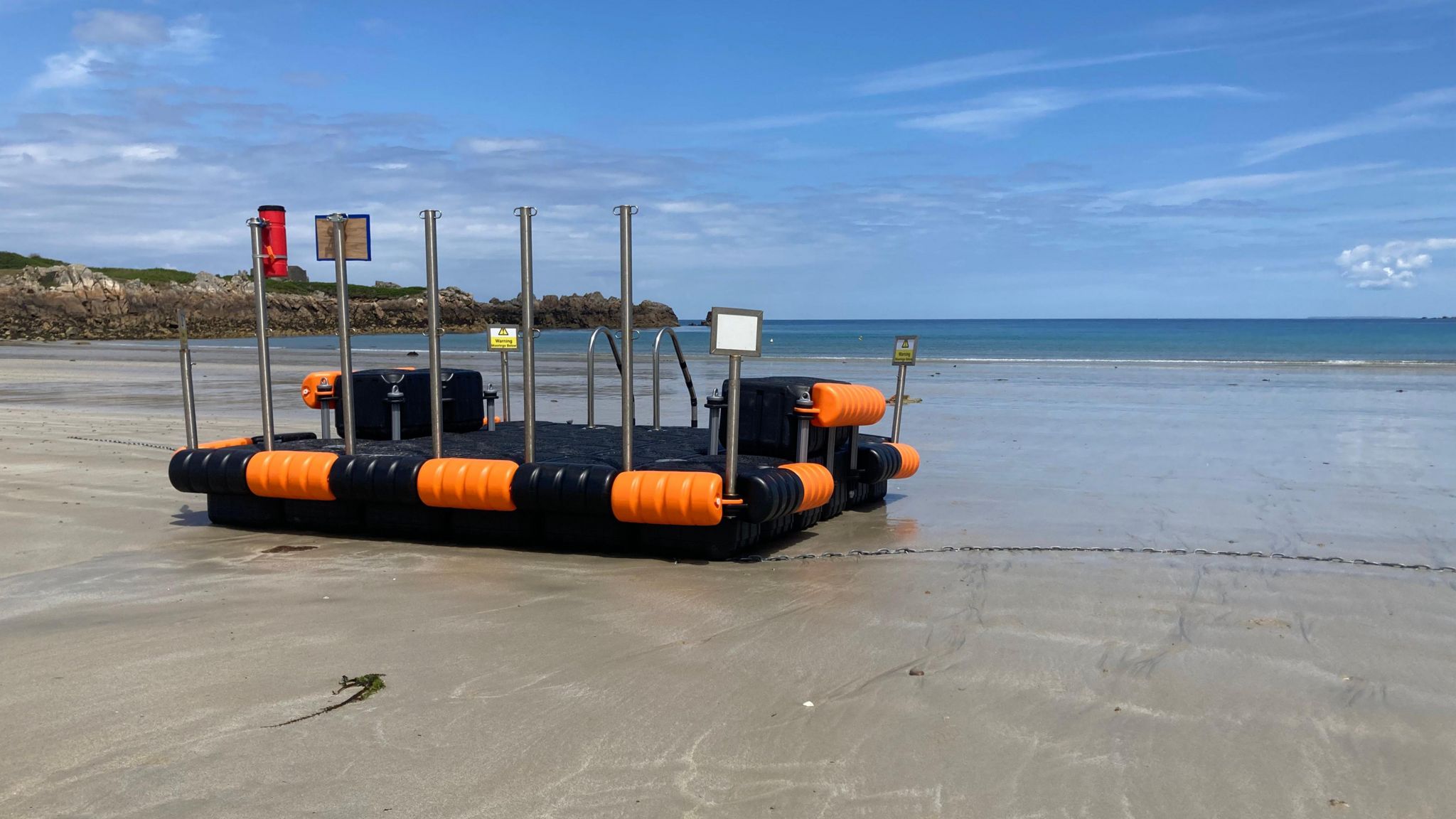 Guernsey swimmers welcome new pontoon - BBC News