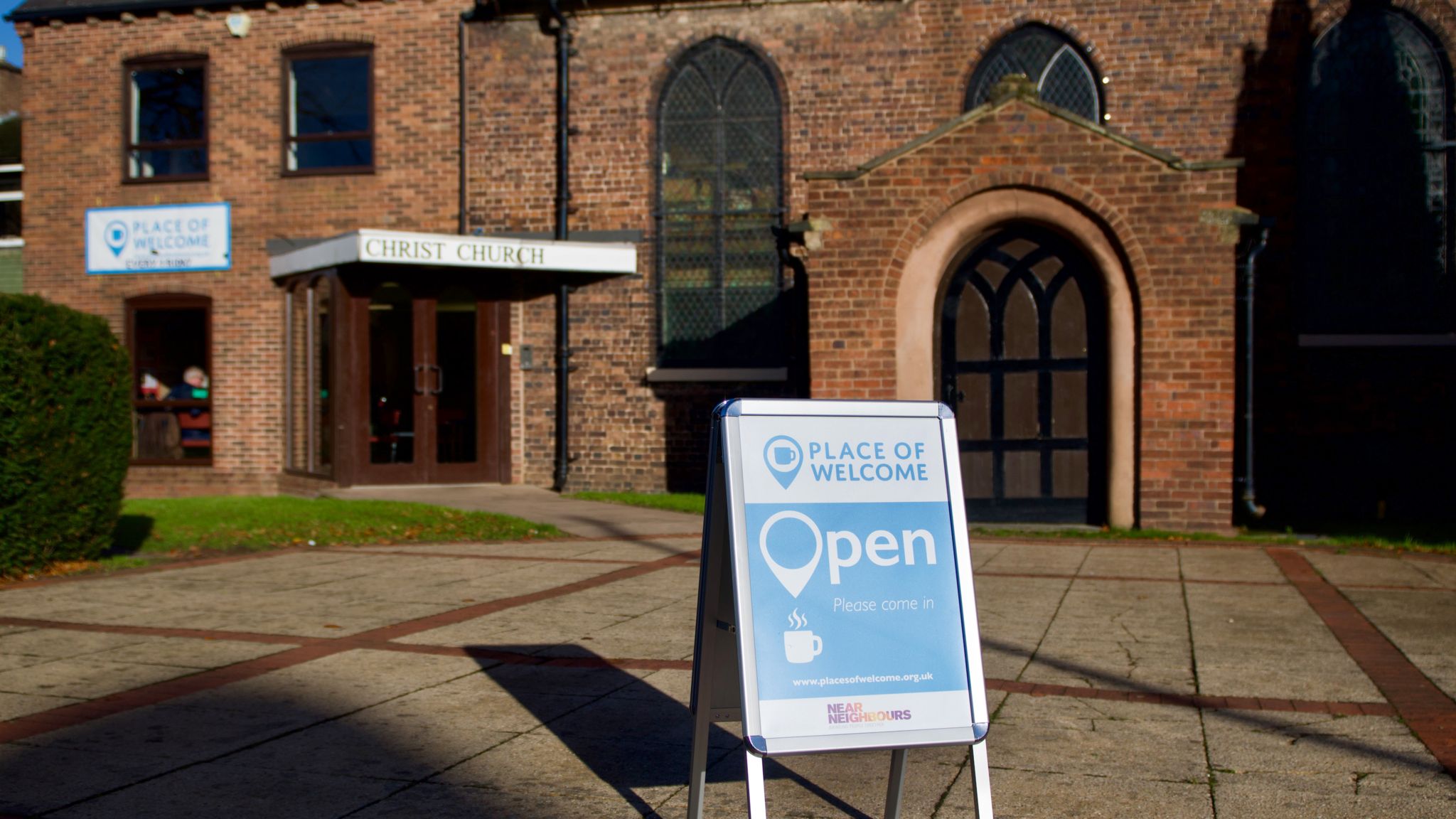 L﻿ending a helping hand in Lye - BBC News