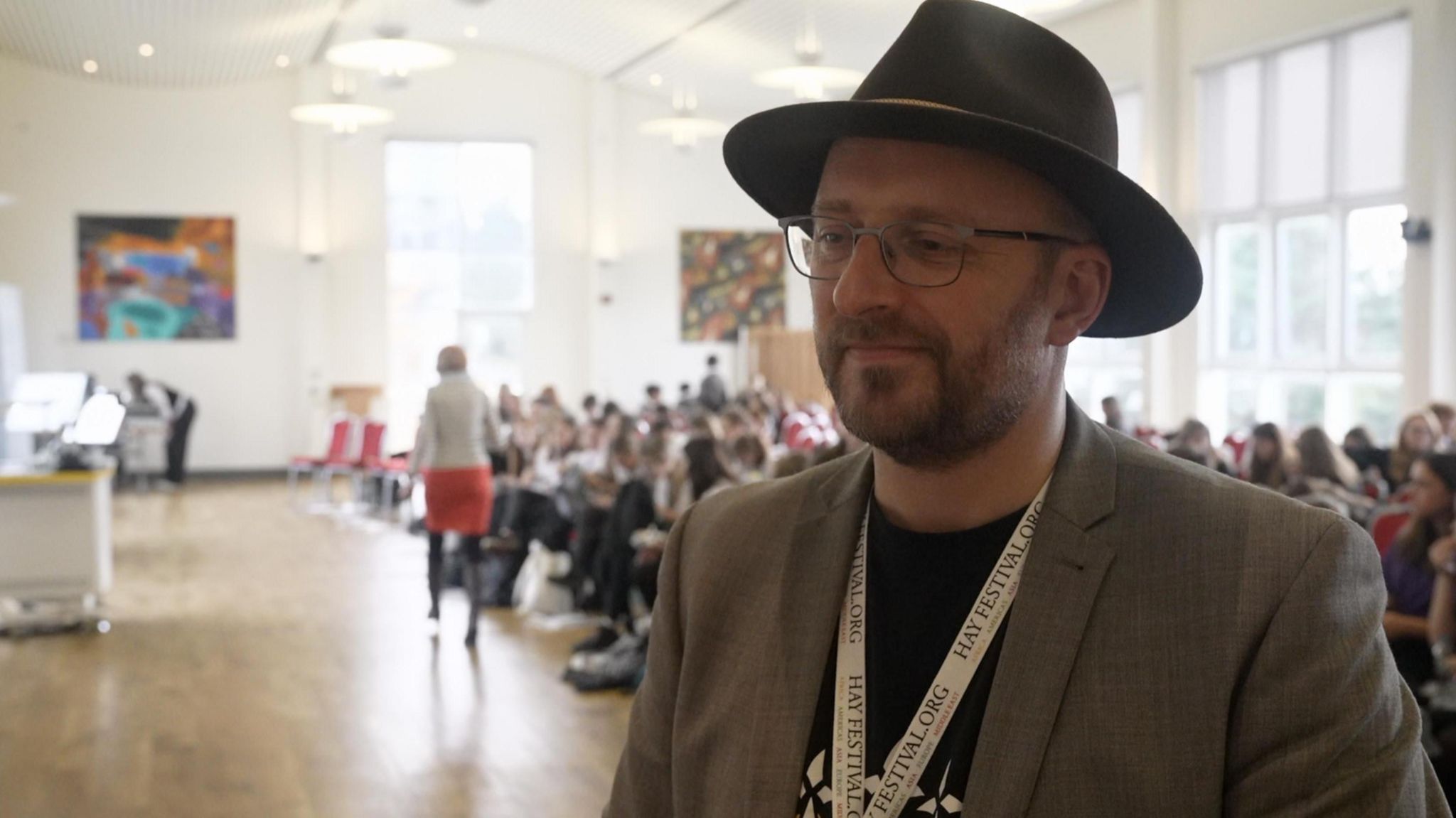 Pwysig defnyddio llenyddiaeth 'tu hwnt i'r 'stafell ddosbarth' - BBC ...