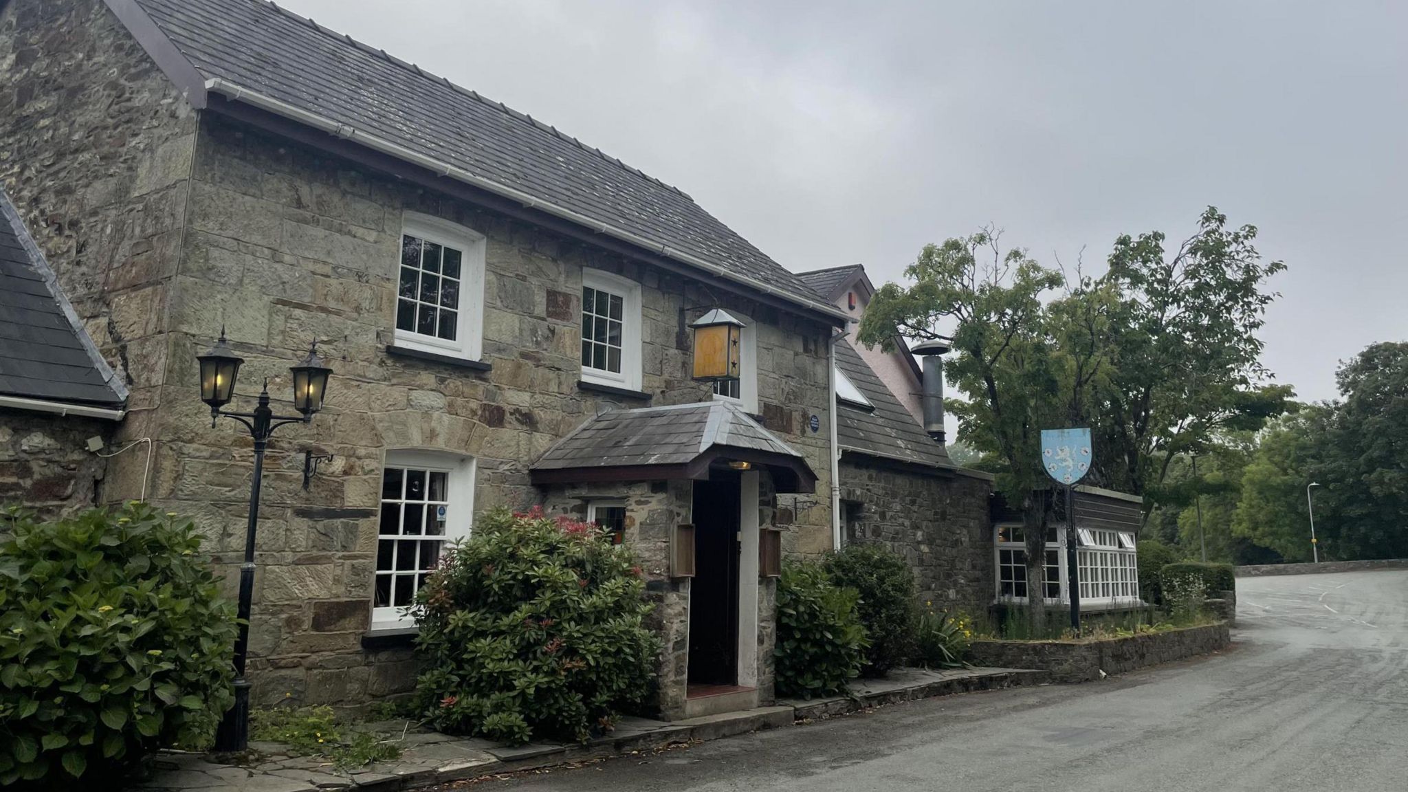 Pibell ddiffygiol Dŵr Cymru 'wedi costio £20,000 i dafarn' - BBC Cymru Fyw