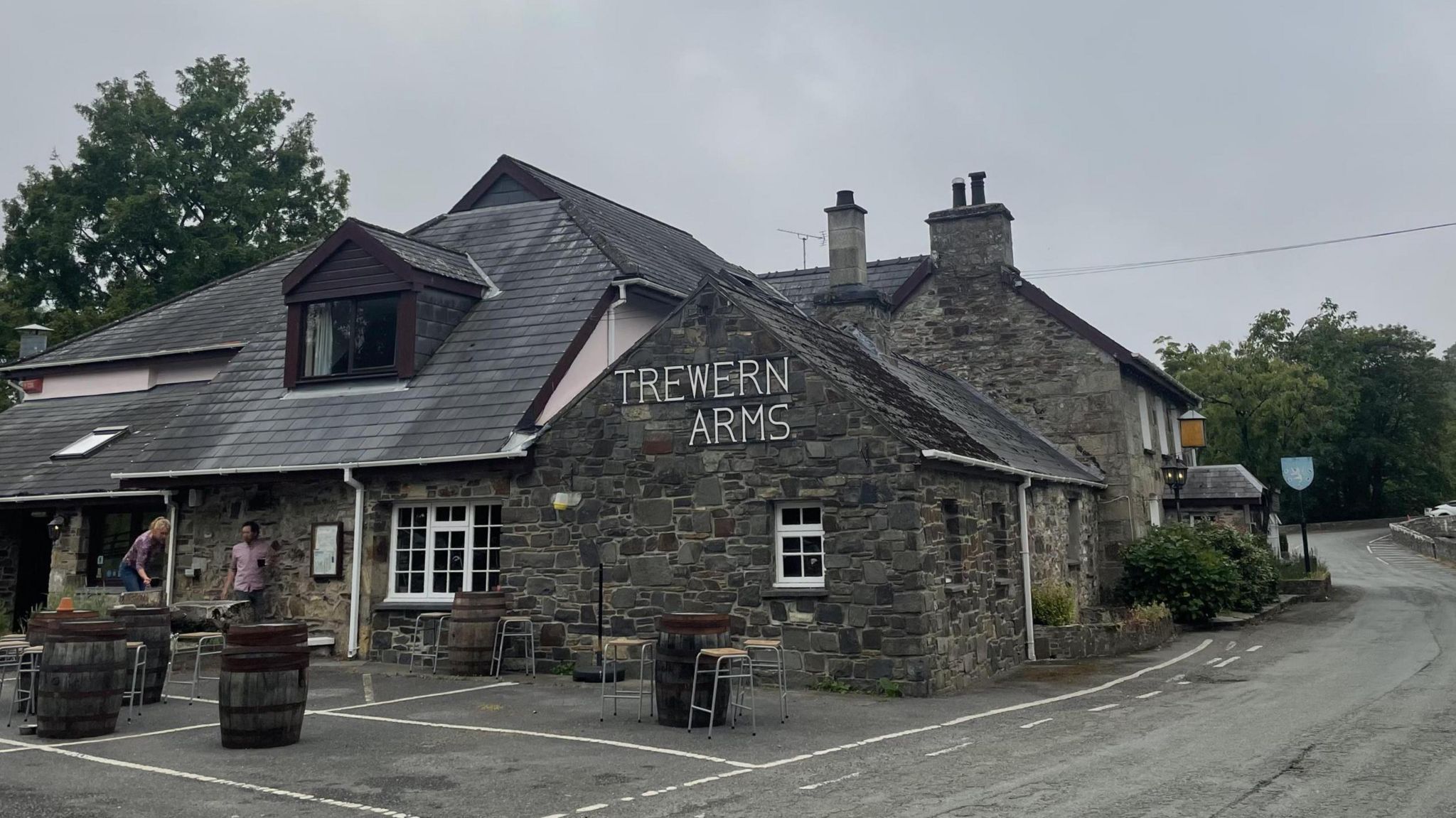 Pibell ddiffygiol Dŵr Cymru 'wedi costio £20,000 i dafarn' - BBC Cymru Fyw