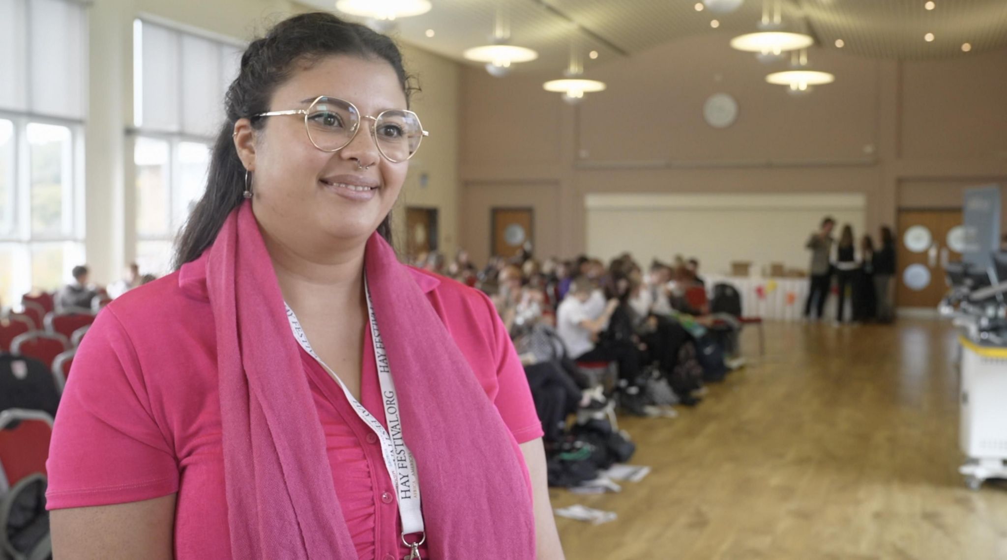 Pwysig defnyddio llenyddiaeth 'tu hwnt i'r 'stafell ddosbarth' - BBC ...