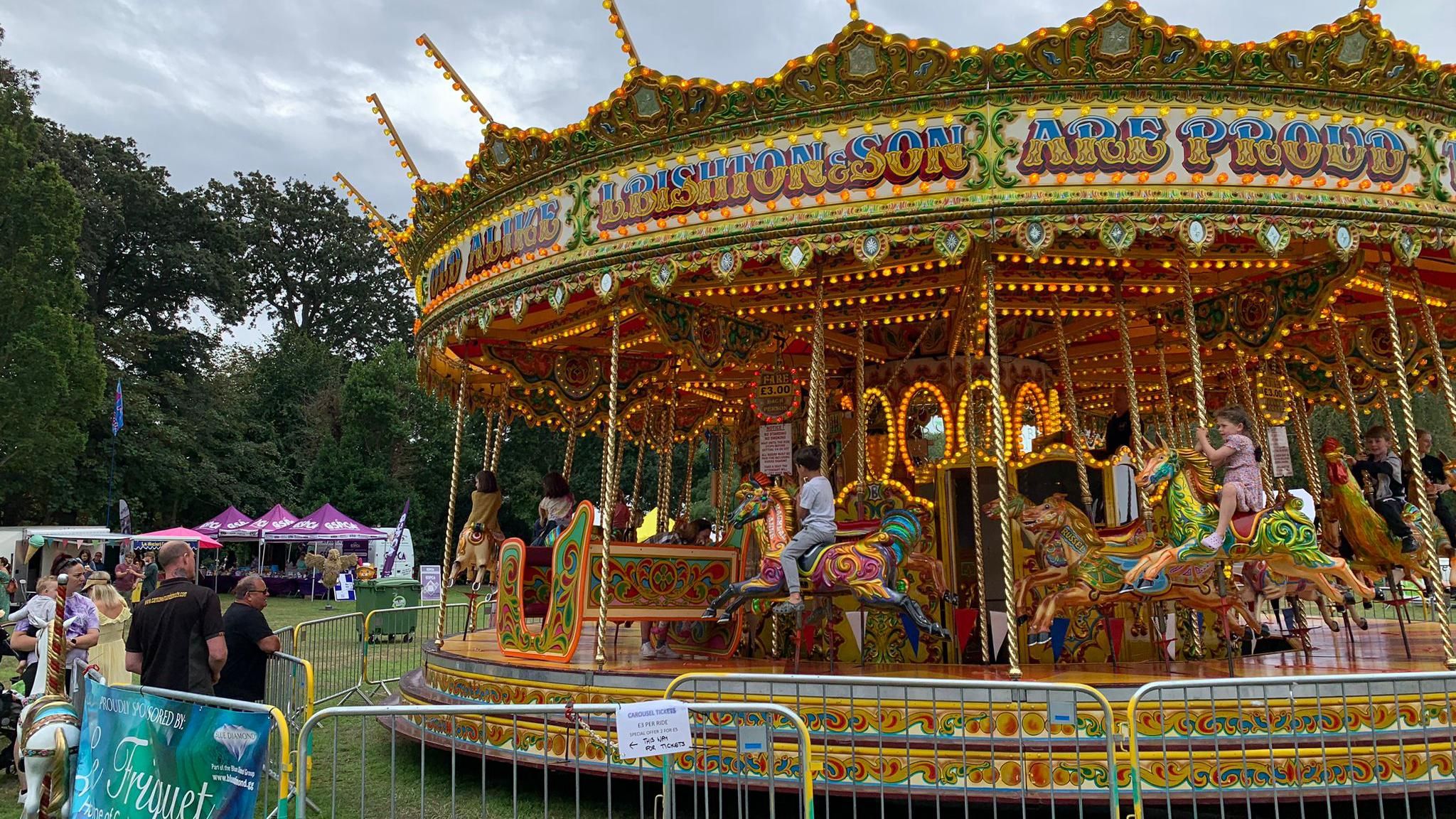 Carousel that featured in blockbuster movie comes to Guernsey - BBC News