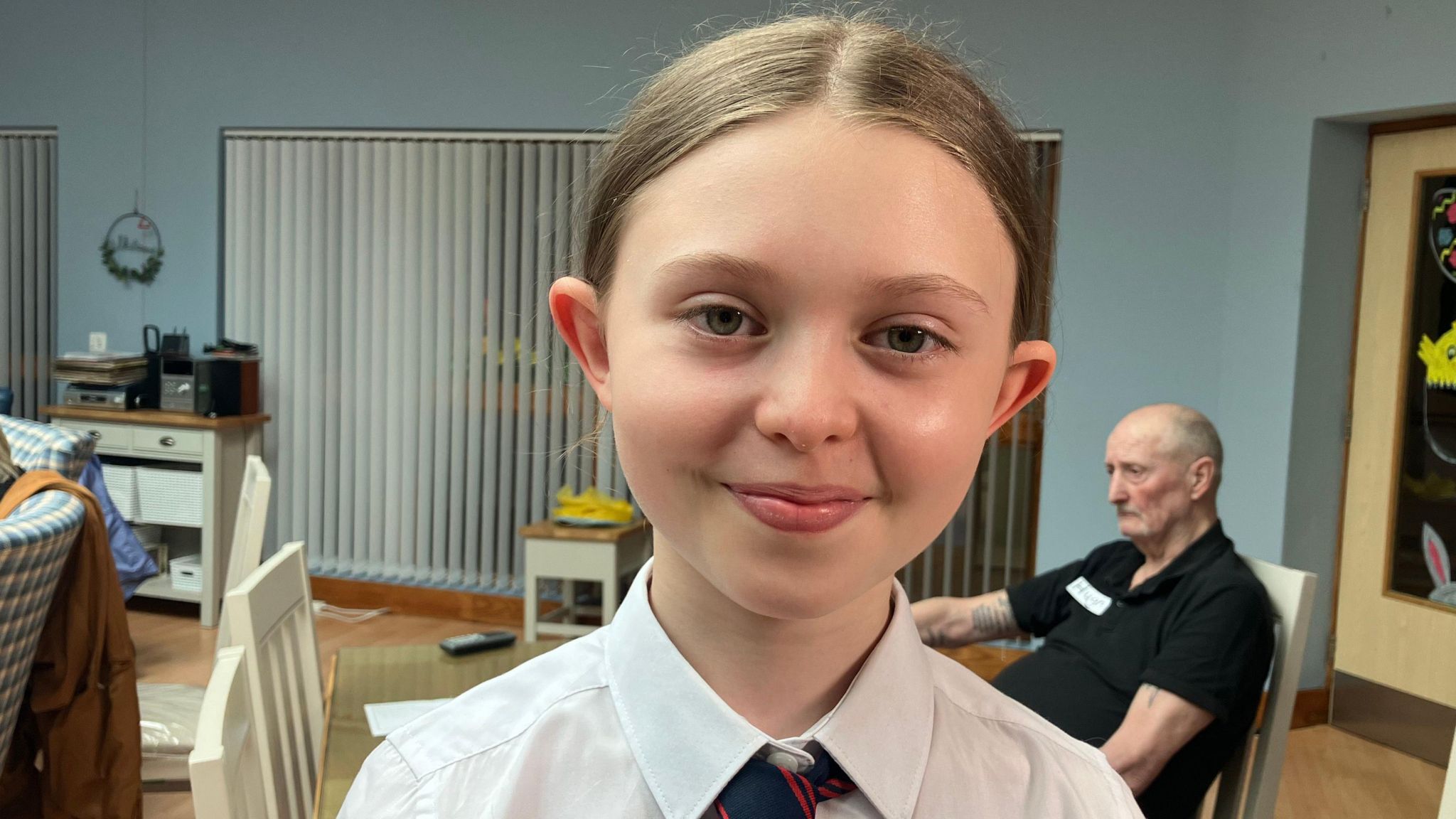 Dementia: Children learn about disease from those who have it - BBC News