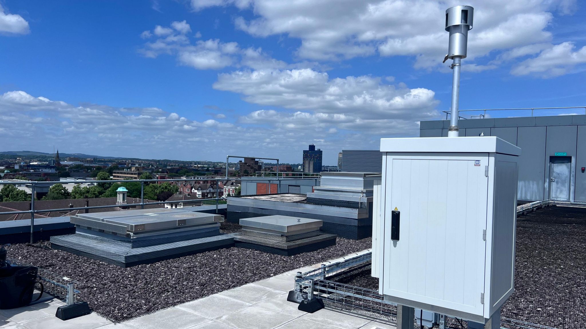 New sensor monitoring Leicester's pollen count in real time - BBC News
