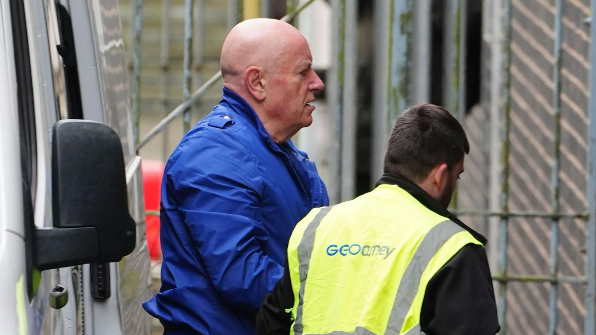 Merch 'wedi gofyn i Neil Foden beidio â'i chyffwrdd' - BBC Cymru Fyw