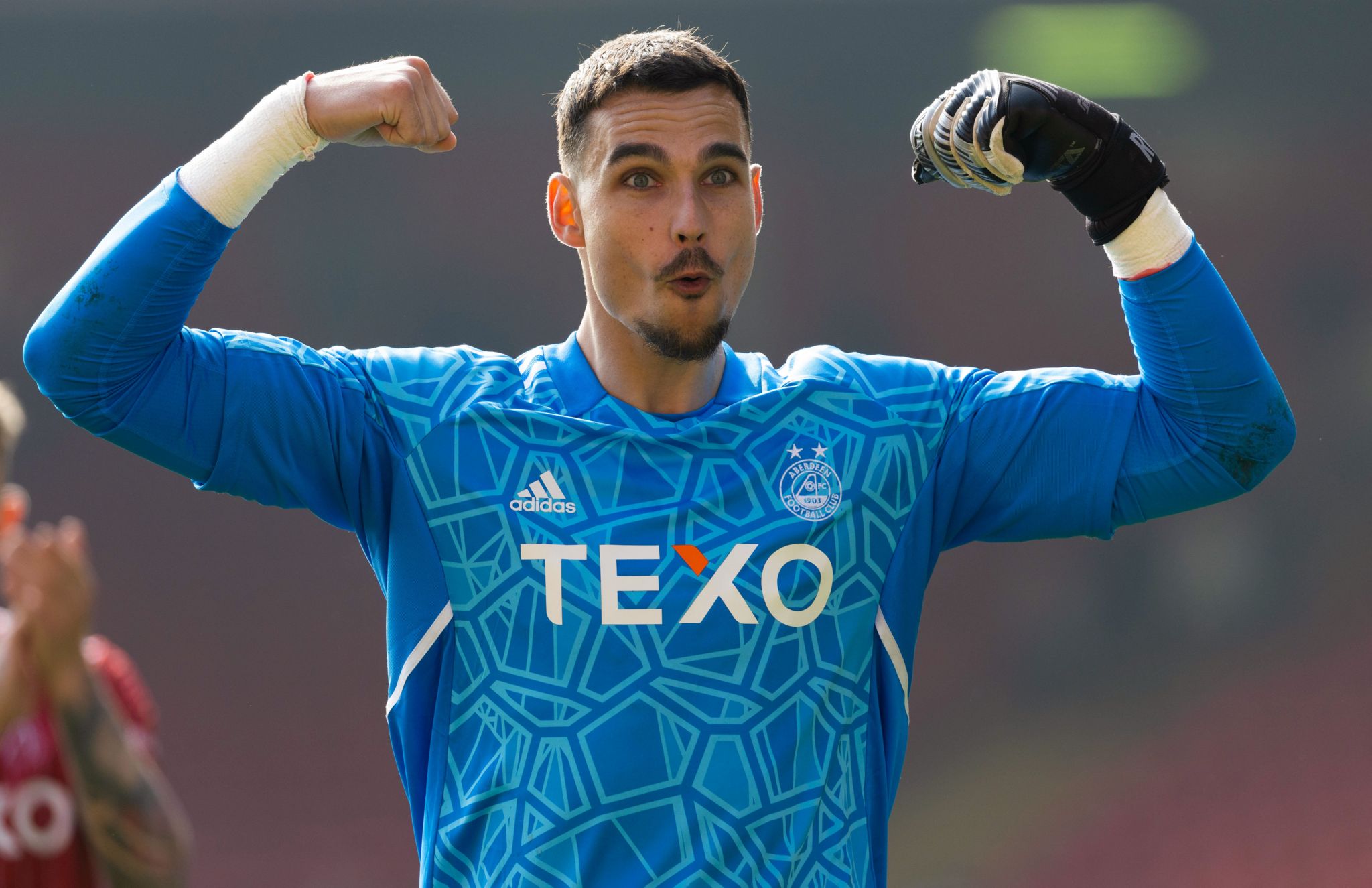 Scales rates Roos as 'the best keeper in the league' - BBC Sport