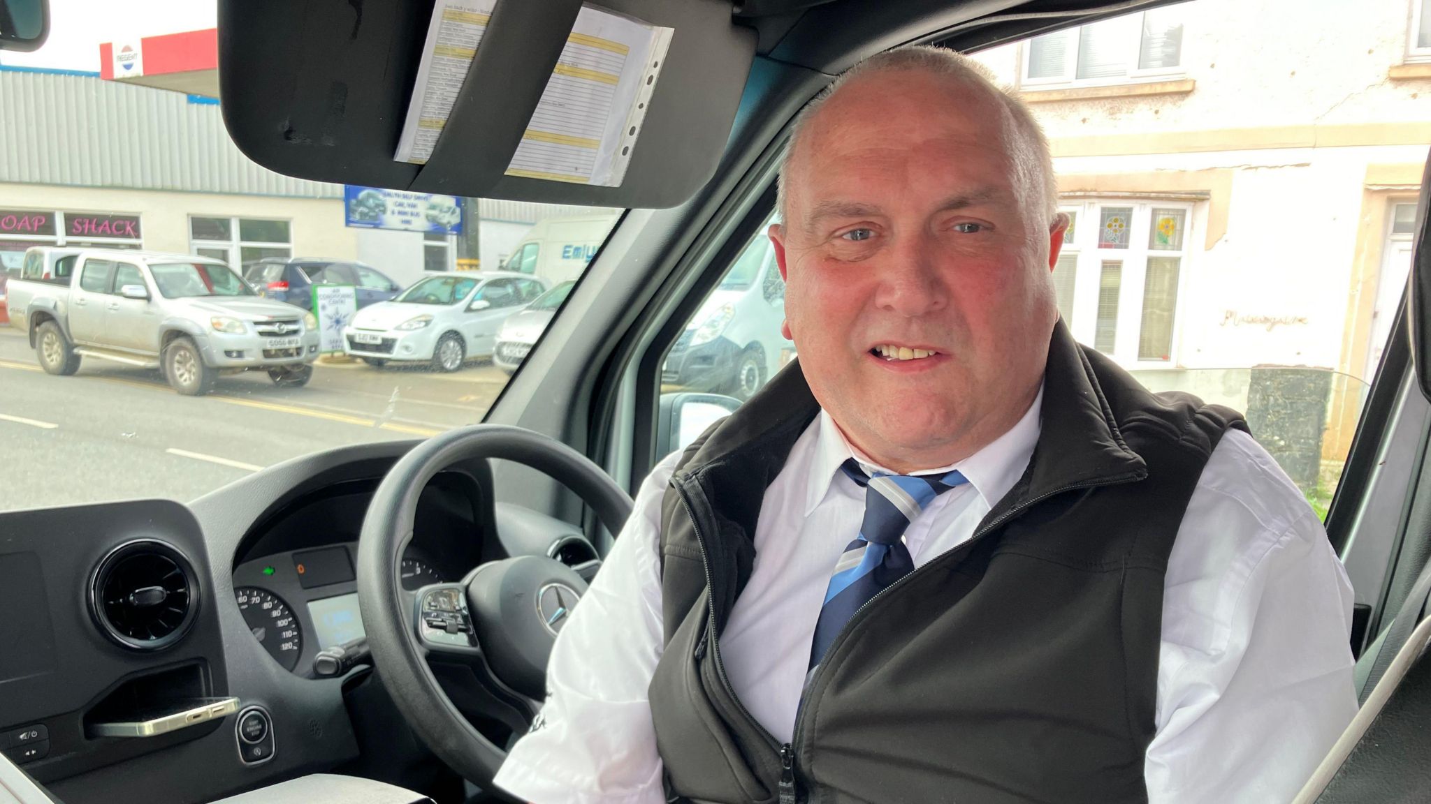 Gwasanaeth bws newydd yn 'bwysig' i gymunedau'r gorllewin - BBC Cymru Fyw