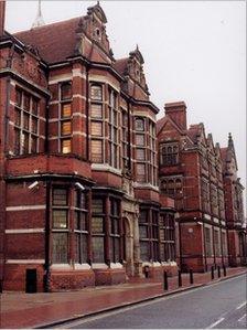 East Riding of Yorkshire Council cuts senior posts - BBC News