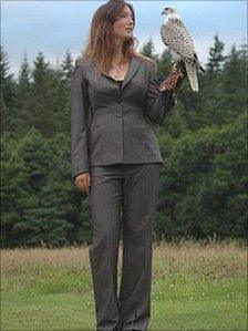 Dragons' Den success for Powys falconry business - BBC News