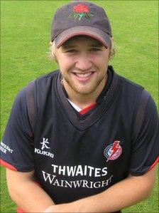 Rising cricket star hurt in motorway crash - BBC News