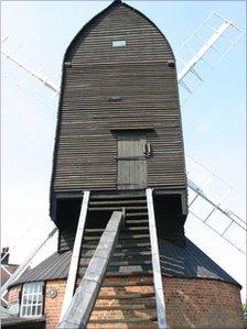 New tail post for restored Reigate Heath windmill - BBC News