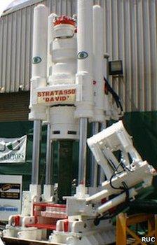 Rescuers face tough challenge to save Chile miners - BBC News