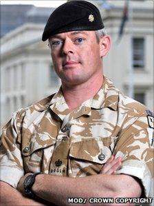 Meifod army officer who led dangerous missions honoured - BBC News