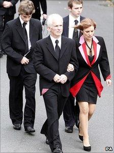 Manx residents honour Sir Norman Wisdom - BBC News