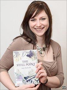 Debut writer Amy Sackville wins literary award - BBC News