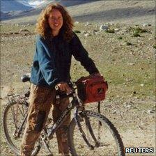 Linda Norgrove's parents shown 'harrowing' rescue video - BBC News