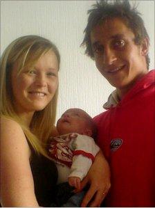 M4 crash: Holiday family deaths 'accidental' - BBC News