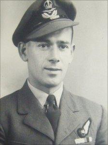 The rear gunner who lived to tell the tale - BBC News