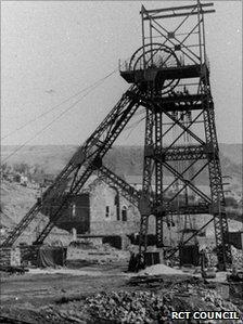Rhondda mining memorial appeal by Maerdy residents - BBC News